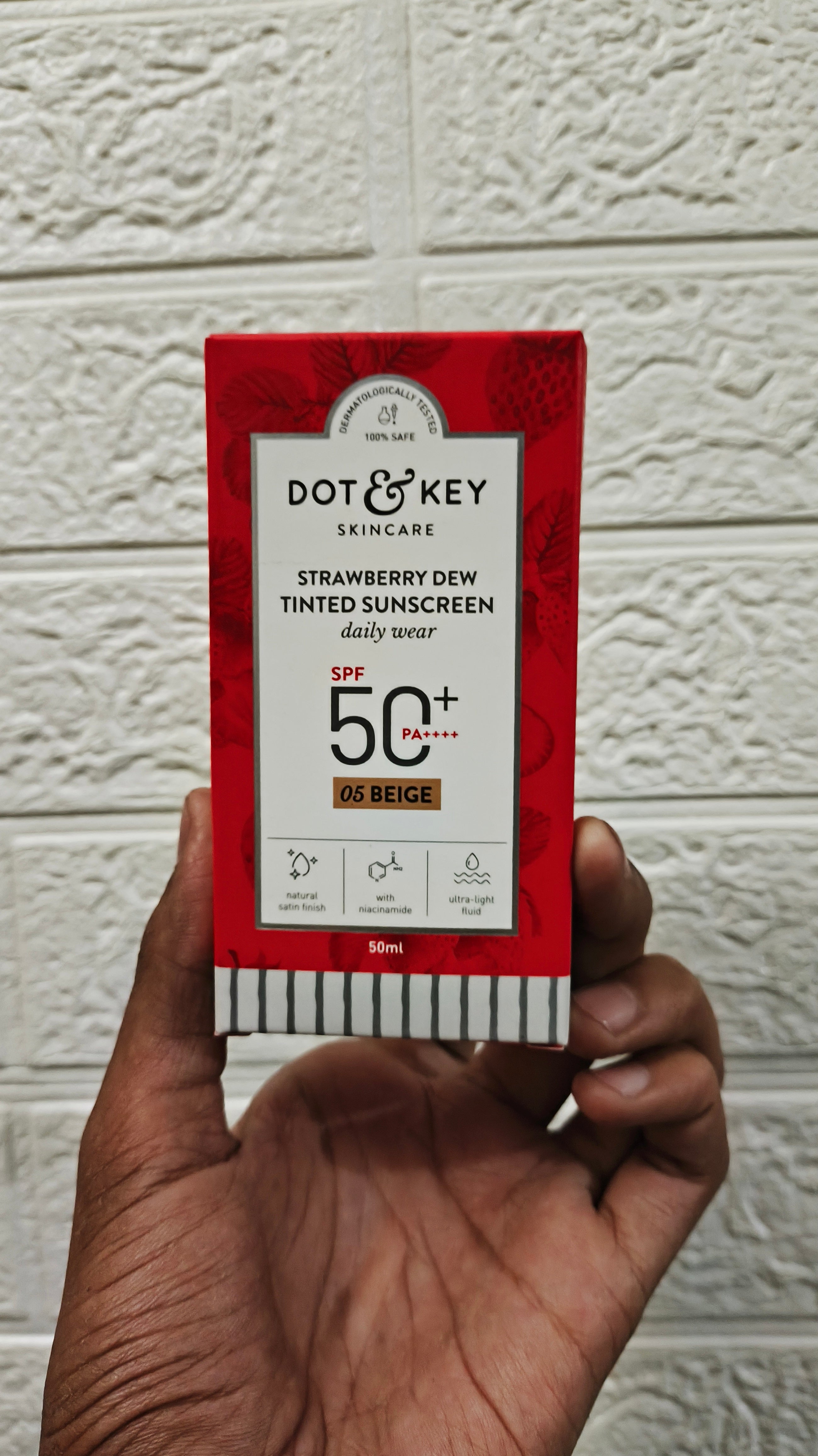Dot & Key Strawberry Dew Tinted Sunscreen SPF 50+ PA++++ (05 Beige ...